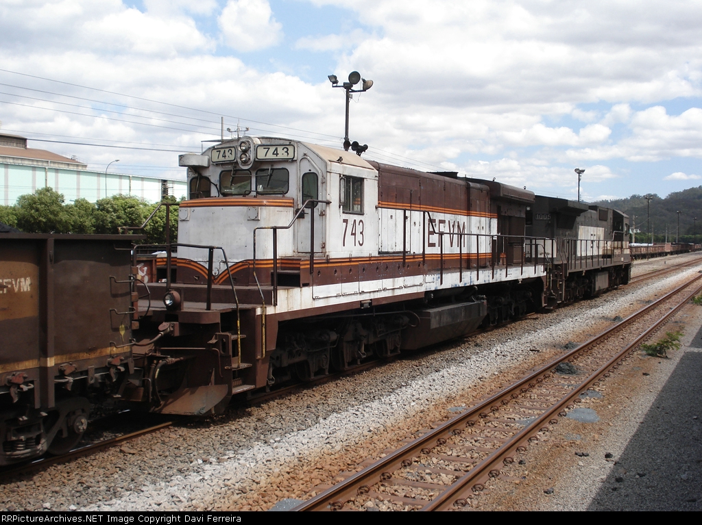 EFVM 743 e dash-8 1005